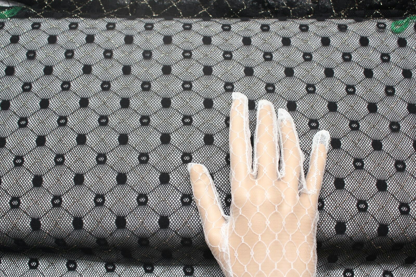 Ткань Сетка эластичная чёрная с золотым люрексом, ш136см, 0,5 м