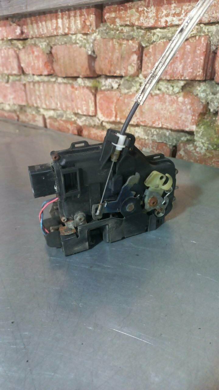 Замок двери передней правой Audi A6 C5 2000 4B1037016B