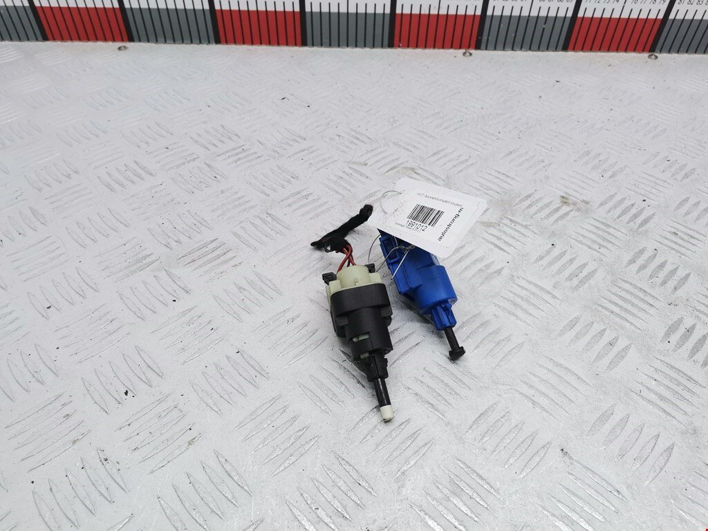 Выключатель концевой (концевик) Volkswagen Passat 5 GP 012919823F арт. 1991012