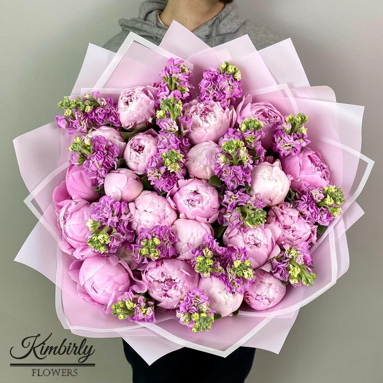 Большой нежный букет живых цветов из ароматных пионов и маттиолы, цвет розовый, светлый, пионы Сара Бернар арт 4