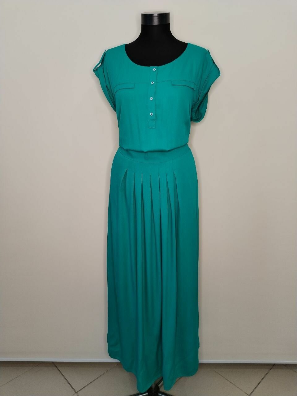 Женское платье длины макси с карманами