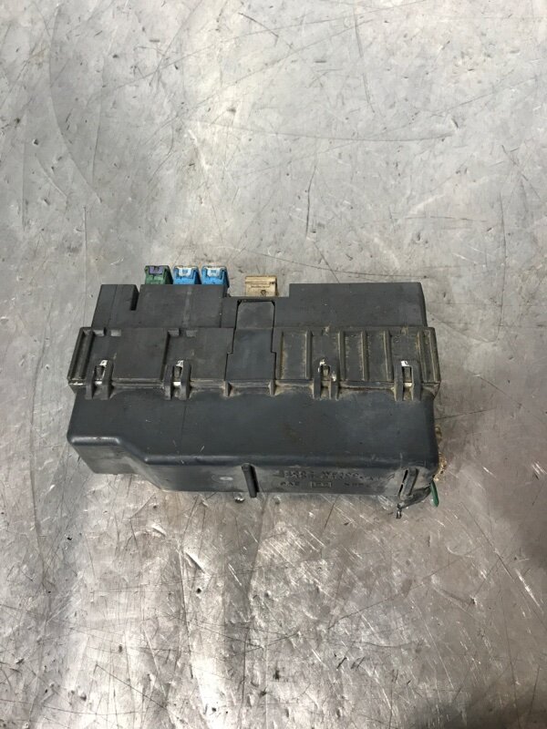 Блок предохранителей Nissan Liberty UA-RNM12 24382wf100