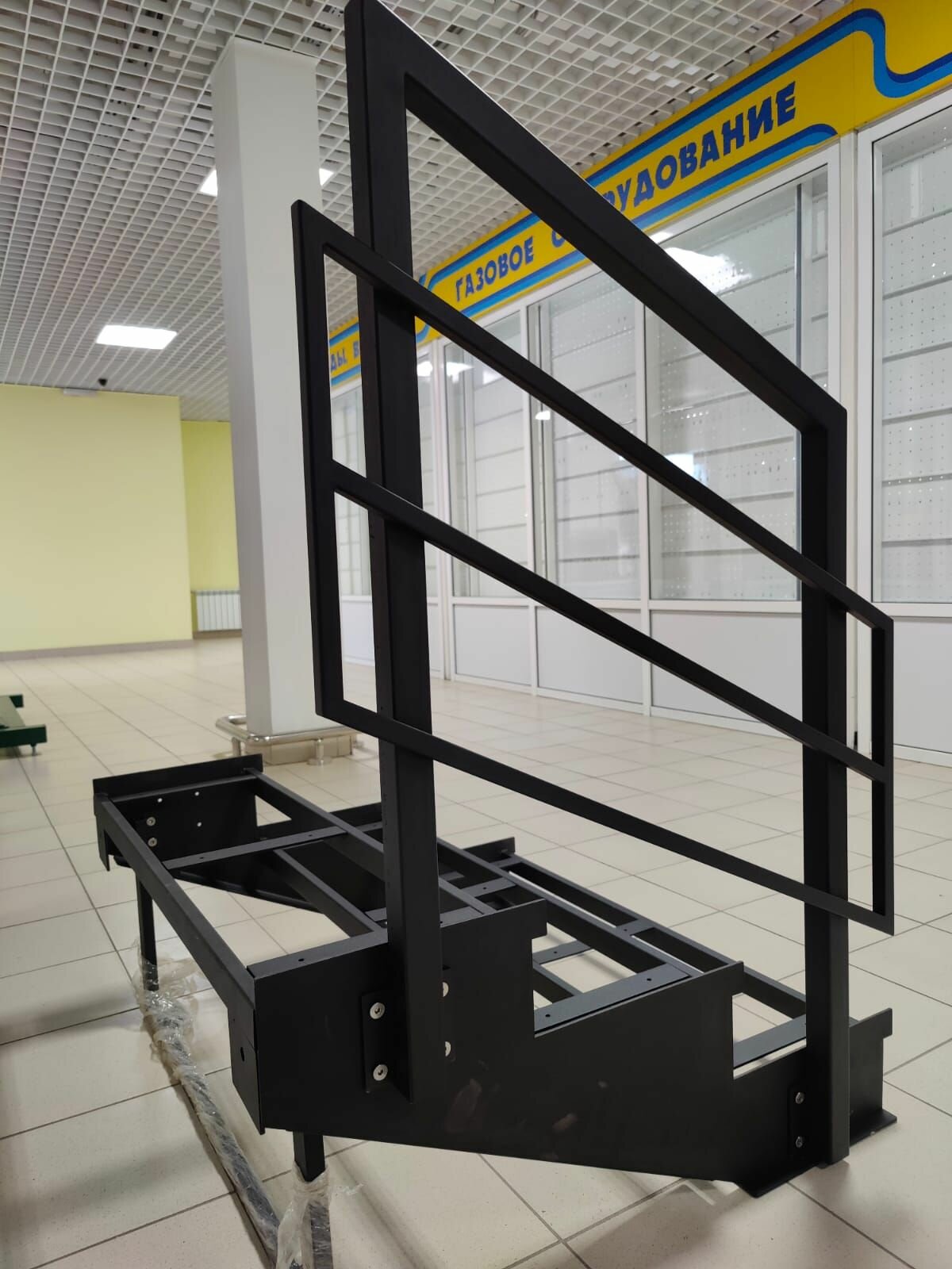 Лестница -крыльцо 3 ступени, без ступеней ДПК, ограждение слева. Ширина 1,3 м. Высота 45 см.