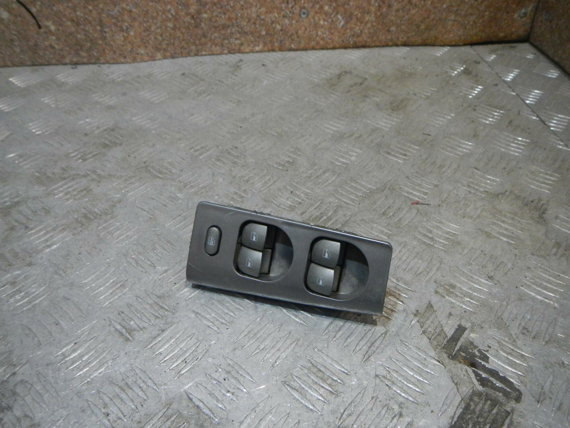 Б/У Блок управления стеклоподъемниками, Chery (Чери)-KIMO(S12) (08-14) Chery KIMO(S12) (08-14) Царапины. 445669 CHERY ар...