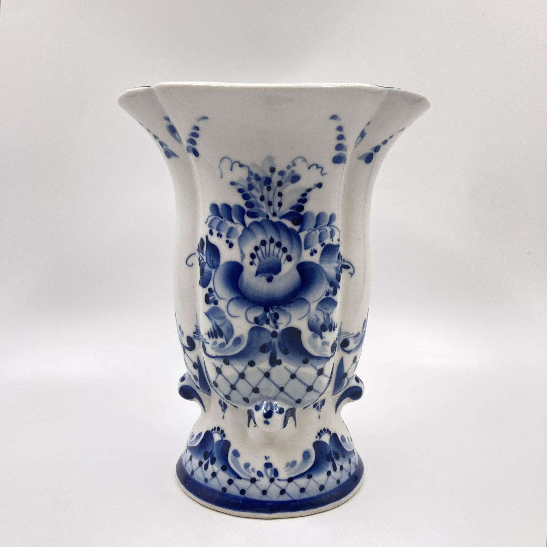 Ваза с декоративной росписью, исп. Шадрина, Гжель, фарфор, Россия, 1991-2010 гг.