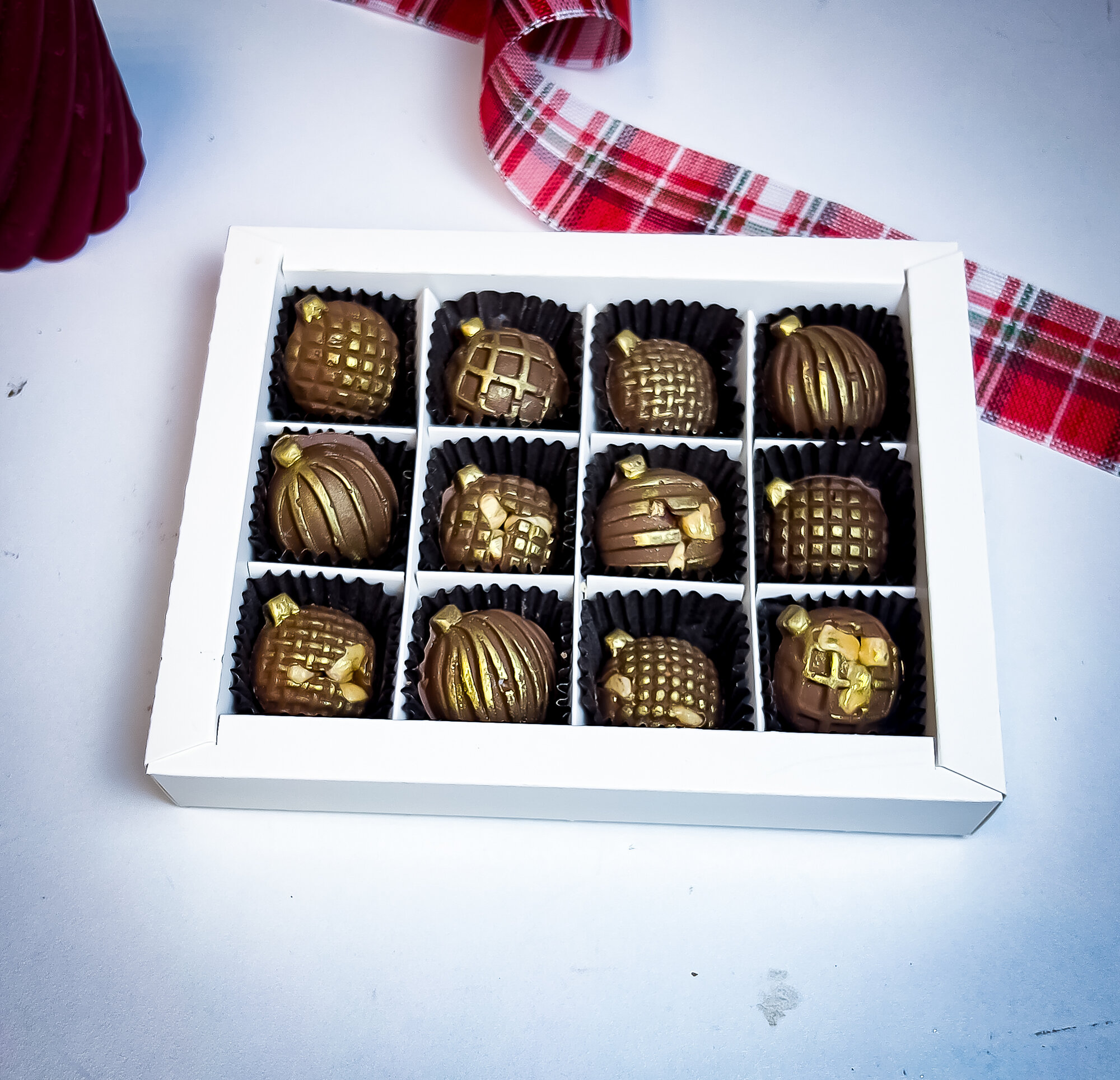 Новогодний набор конфет 12 шт, молочный шоколад, фундук. 180гр.