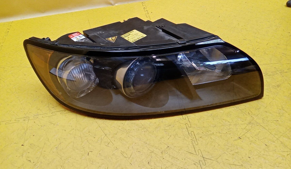 Фара правая S40 Volvo 30698878