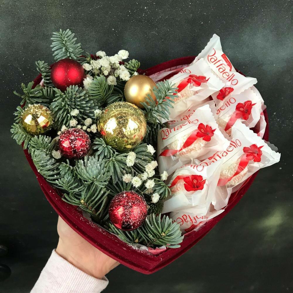 Коробка сердце с конфетами Раффаэлло и веточками нобилис, новогодний подарок