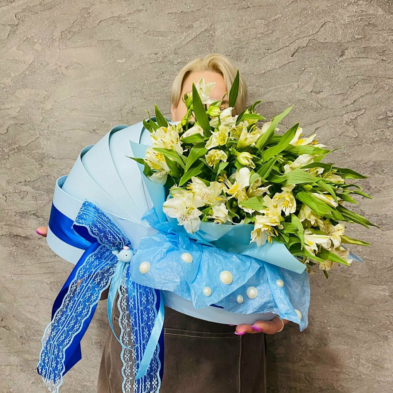 Букет на выписку из роддома. Букет на рождение малыша. Цветы альстромерии