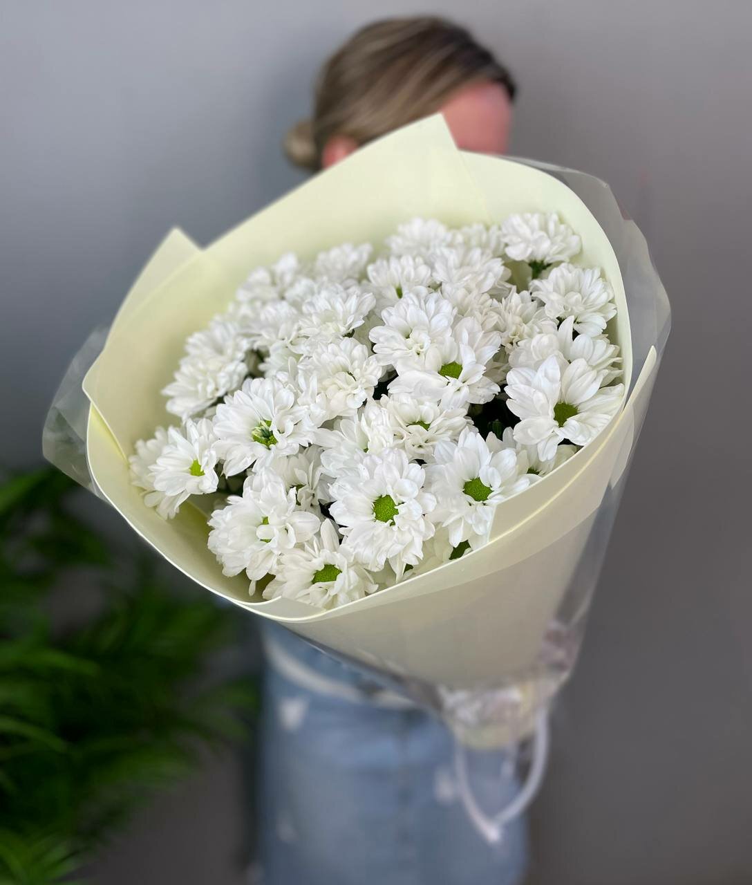 Букет белых хризантем кустовых 7 шт BOTANIQUE FLOWER, упаковка фоамиран / нежный букет с доставкой