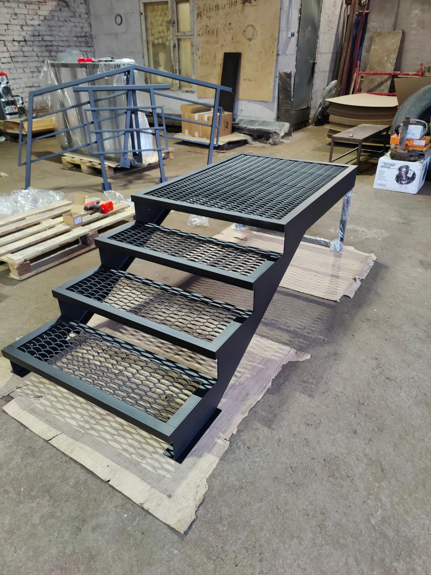 Лестница-крыльцо 4 ступени с площадкой, c ПВЛ, без перил, ширина 1 м, высота 64 см.