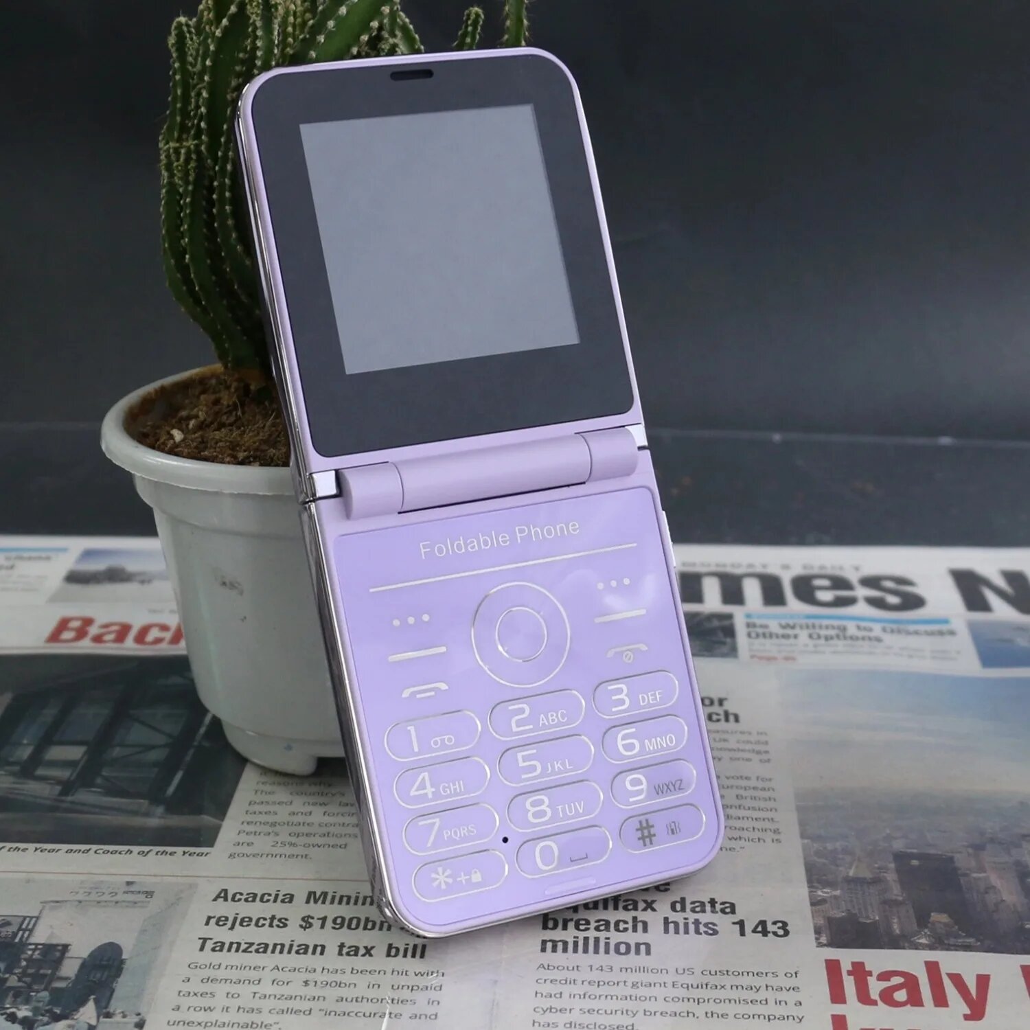 Adorable Unlocked Folding Tiny Mobile 4 SIM Card Flip Elderly Cellphone Torch Blacklist Oversized Button Slim Large Screen Phone
