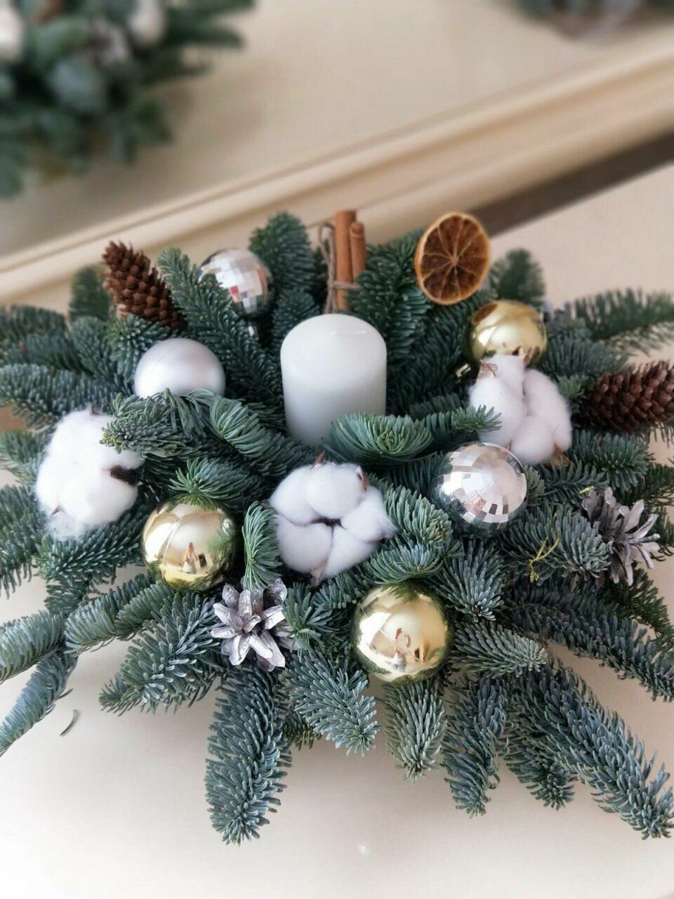 Новогодняя композиция из хвои нобилис натуральной 40см со свечой