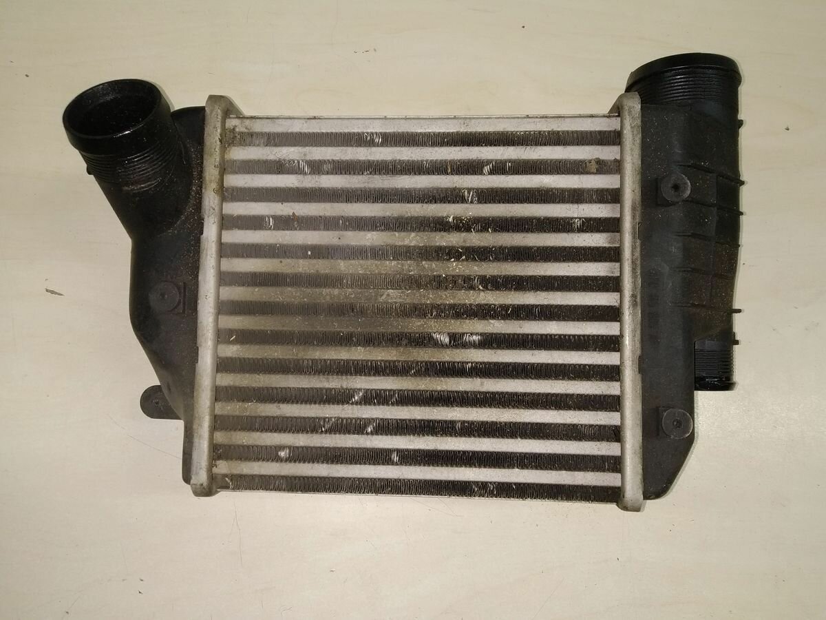 Интеркулер левый Ауди А6 4Ф Ц6