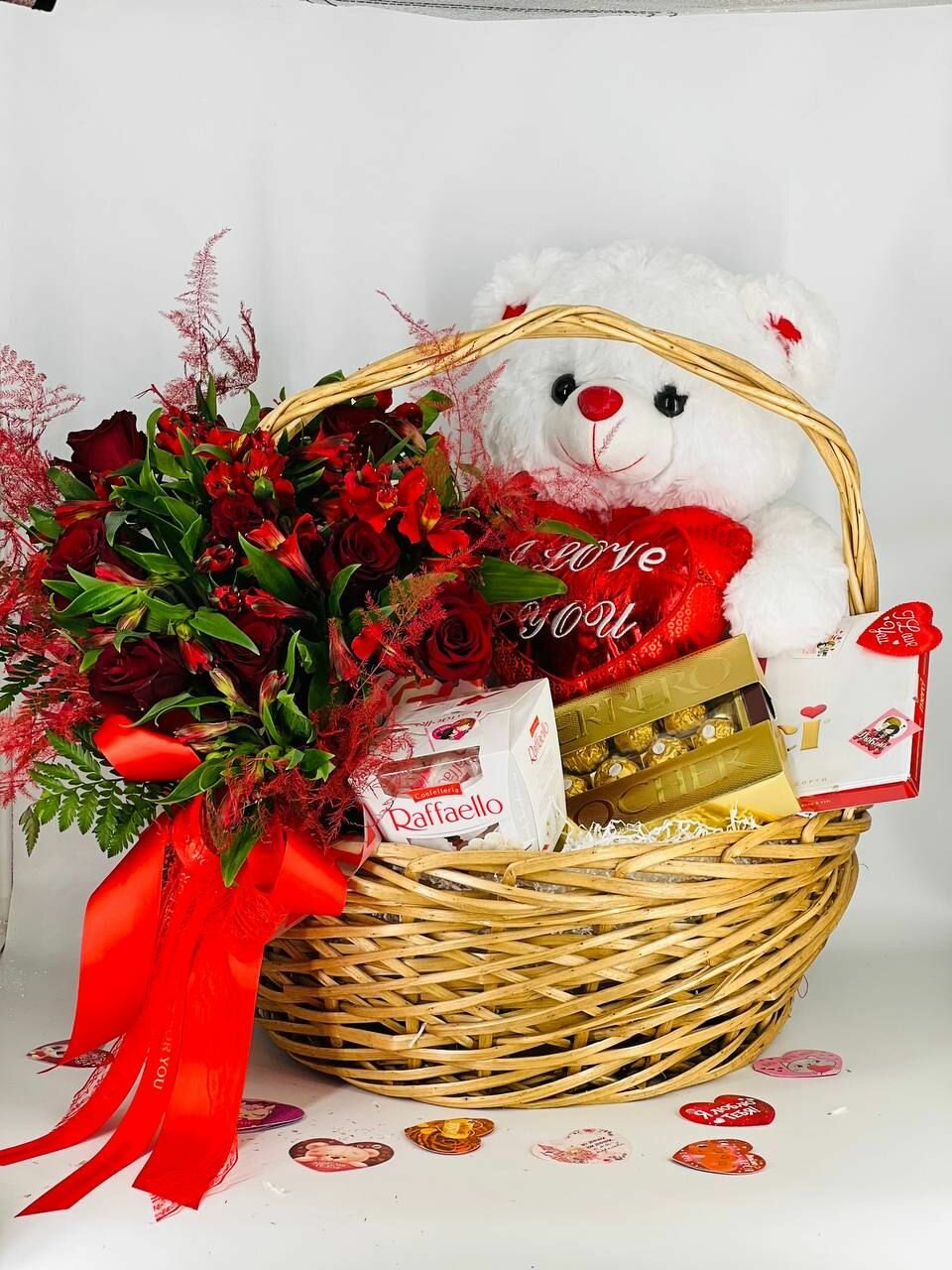 Букет роз эквадор и альстромерий в корзине с мягкой игрушкой и конфетами