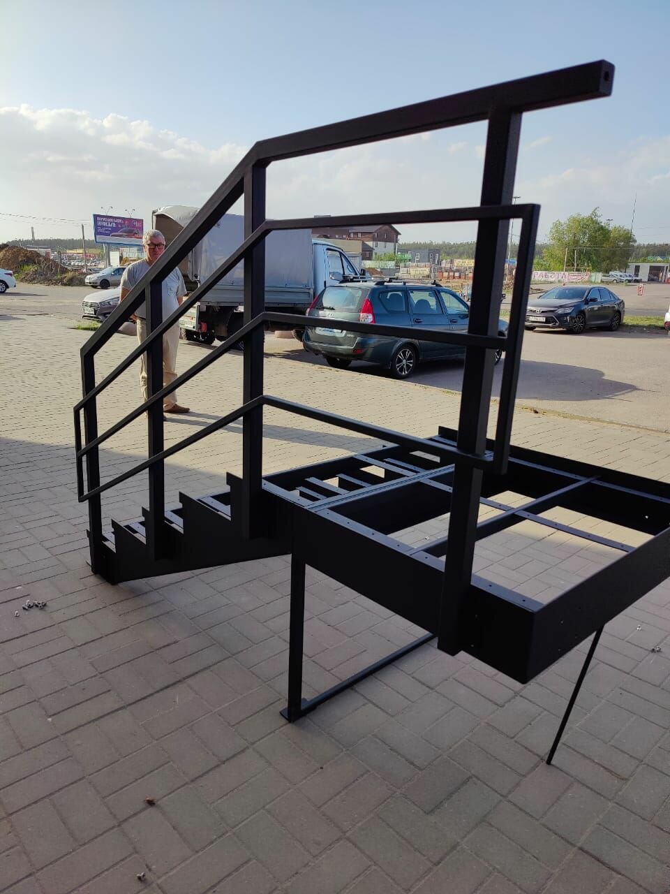 Лестница крыльцо 7 ступеней с площадкой , без ДПК, ограждение справа. Ширина 1м, высота 1,05м.