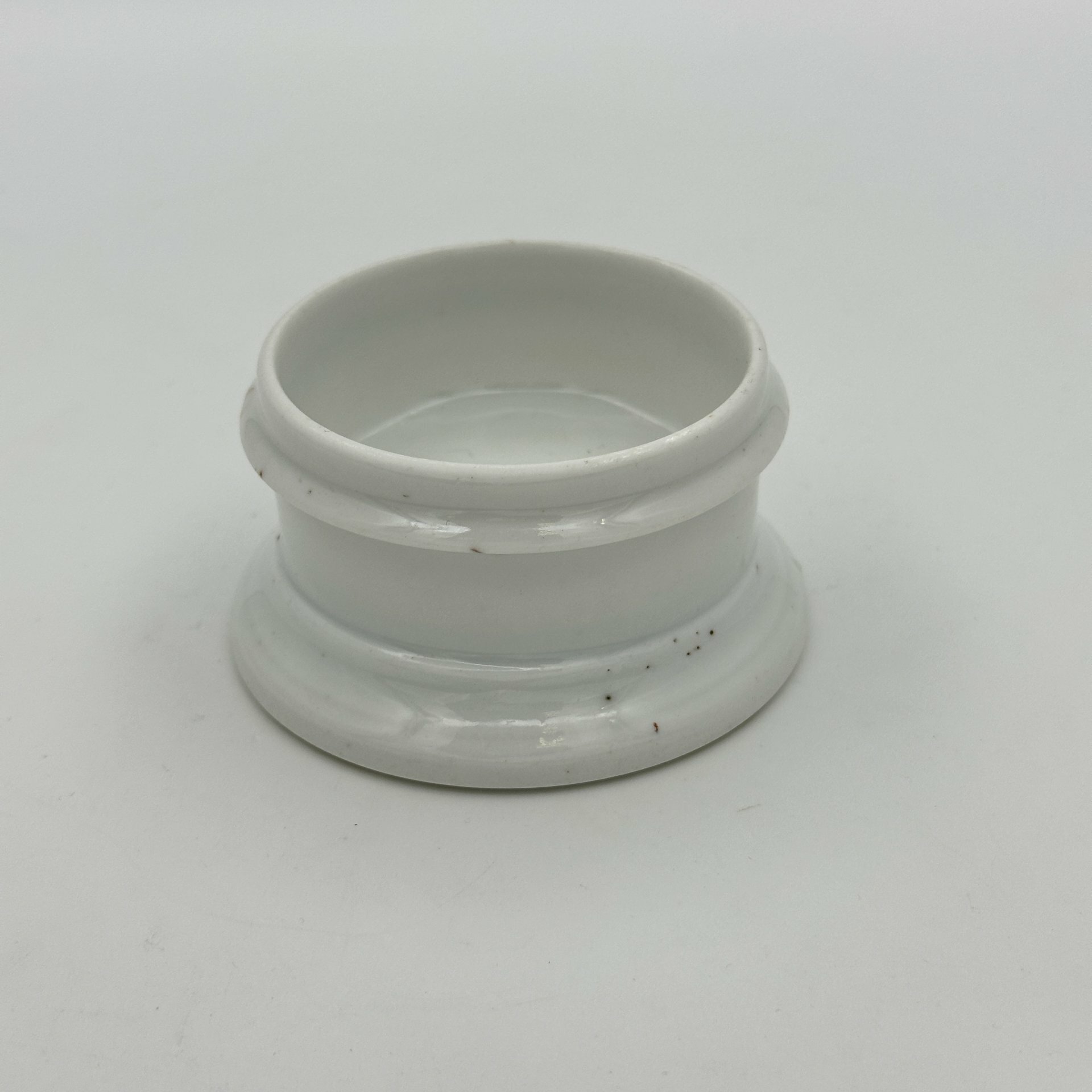 Солонка лаконичной формы, фарфор, Товарищество М. С. Кузнецова в Дулёво