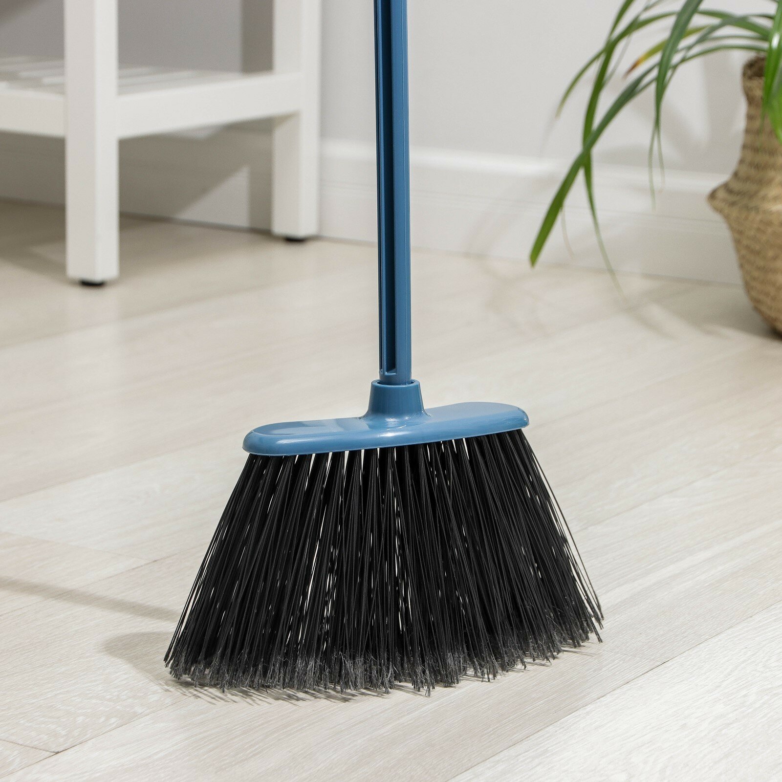 Метла жёсткая «Комфорт-люкс», с черенком, микс