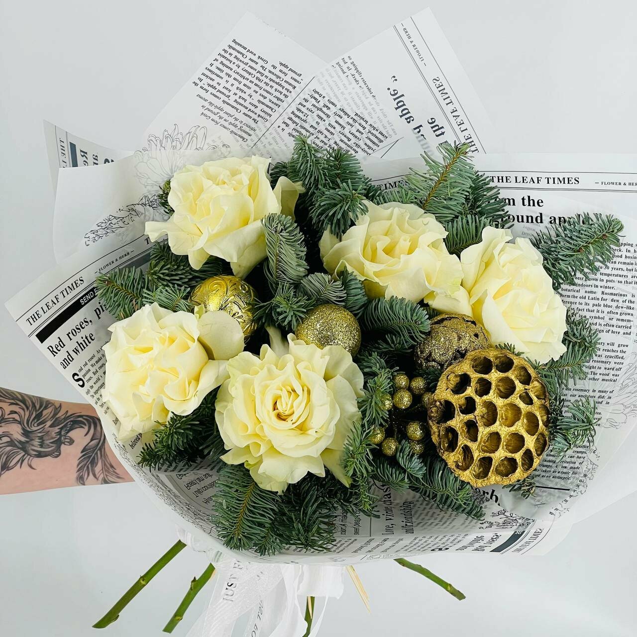 Элегантный зимний букет из натурального нобилиса с белыми французскими розами Вайт Мондиаль