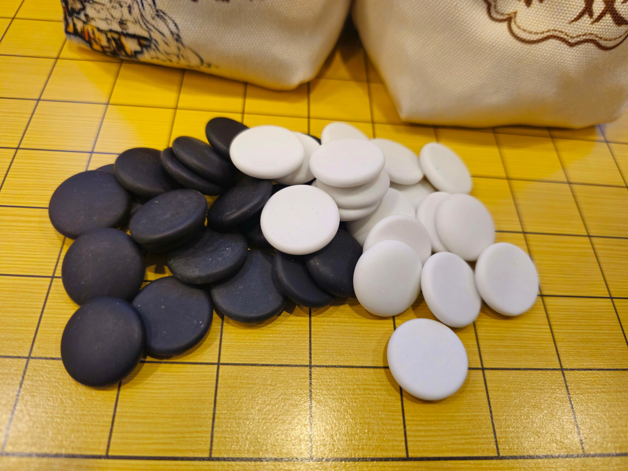 Настольная игра Го, камни керамические 22 мм в комплекте с мешочками со стихами о Го.