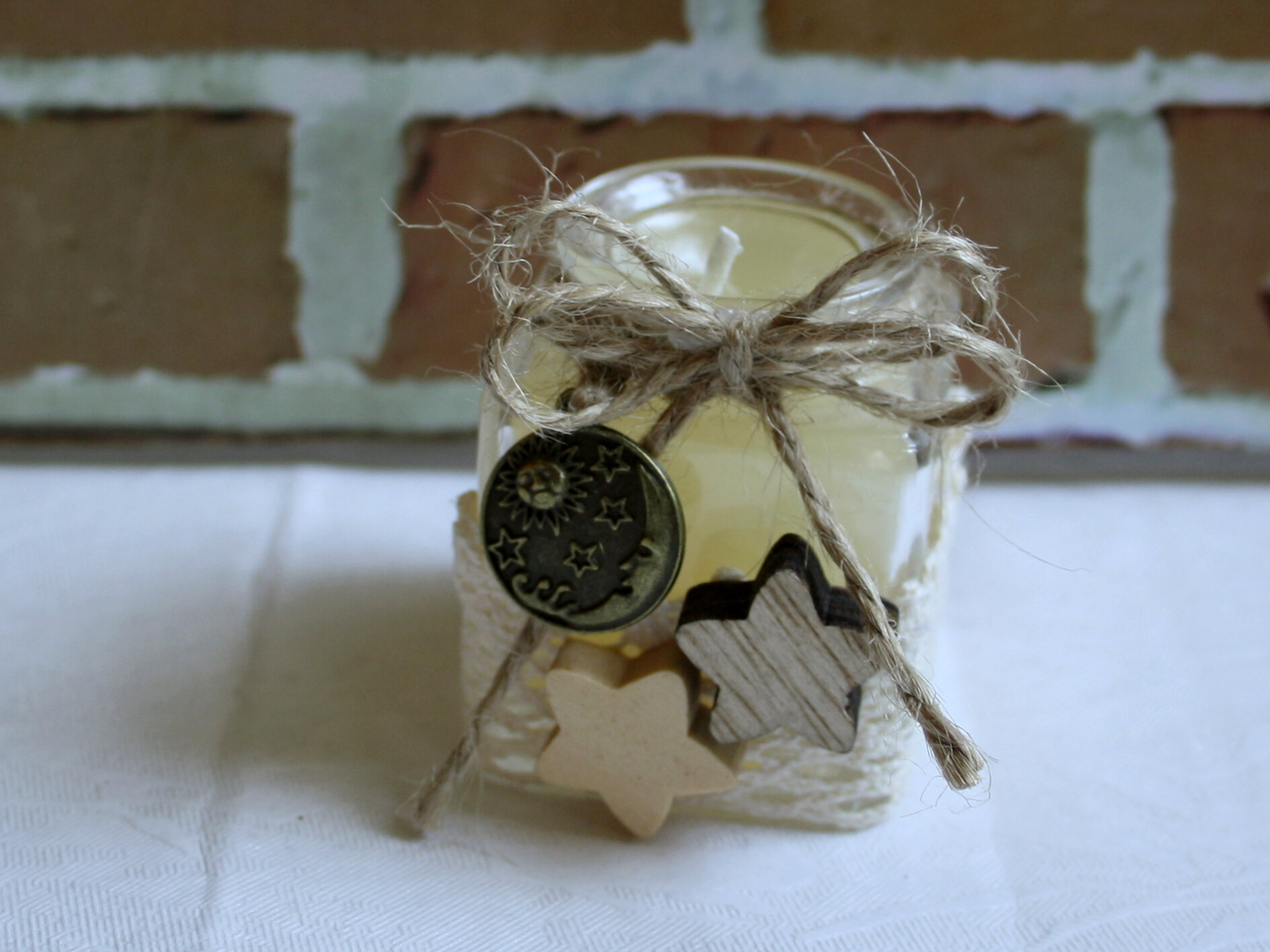 Свеча в стеклянном сосуде квадратная