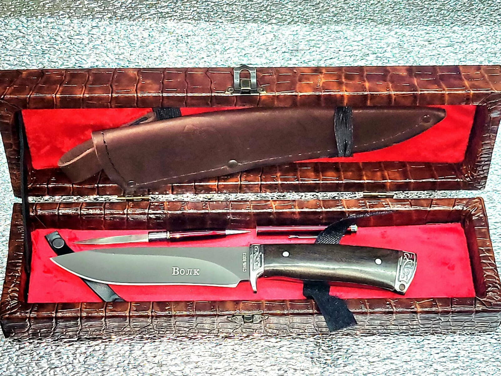 Нож туристический Волк 2 , разделочный в чехле ножнах и подарочный кожаный футляр , ручка нож. ( закал. Сталь65х13)