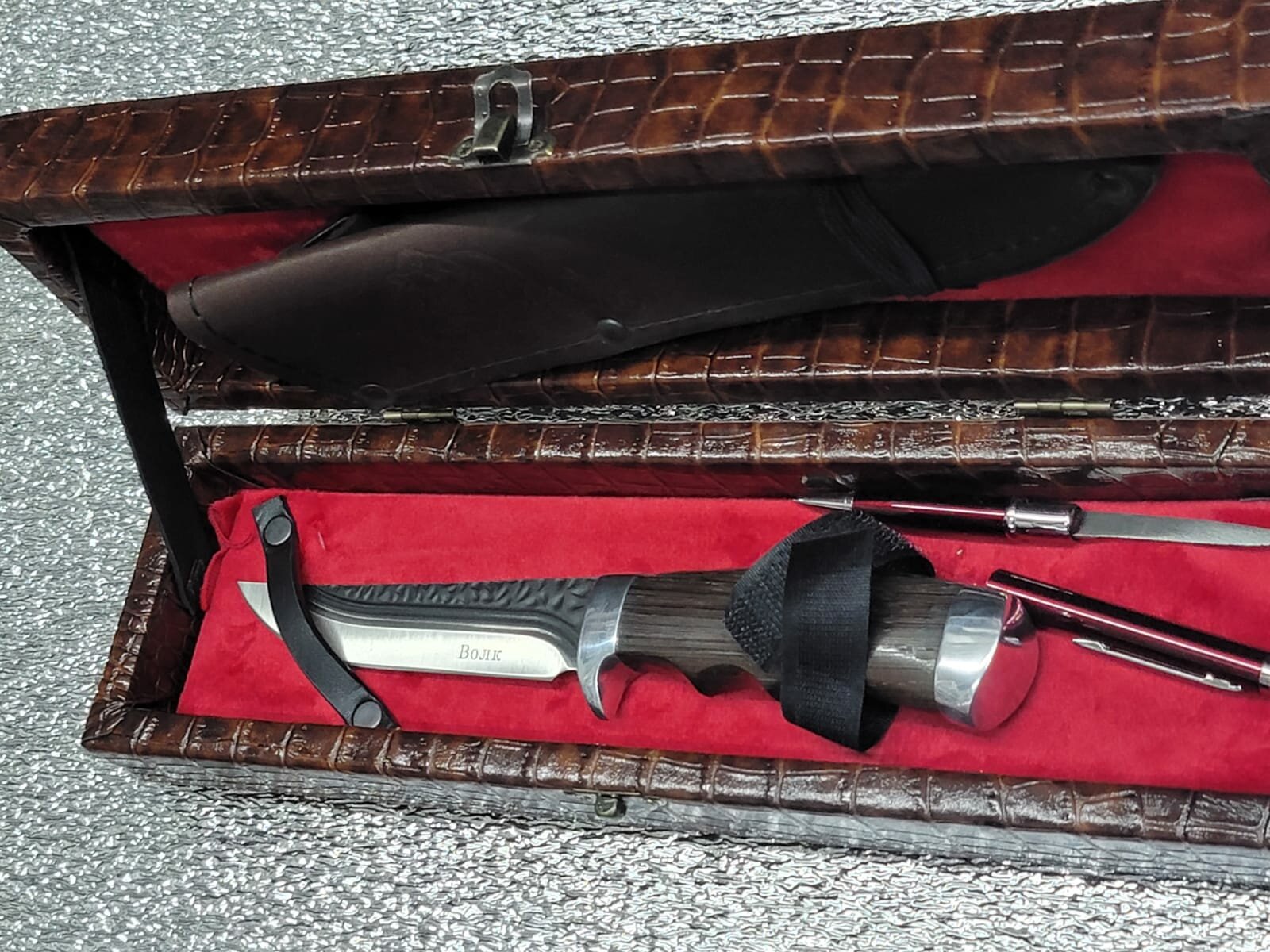 Нож туристический разделочный Охотник 3 в чехле ножнах и подарочный кожаный футляр , ручка нож. (Сталь65х13)