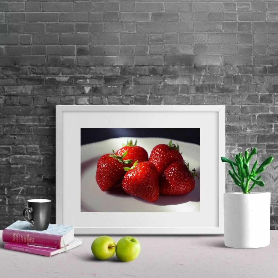 Плакат "Клубника на тарелке" Cool Eshe из коллекции "Интерьеры на любой вкус", плакат на стену А4 (29,7 х 21 см)