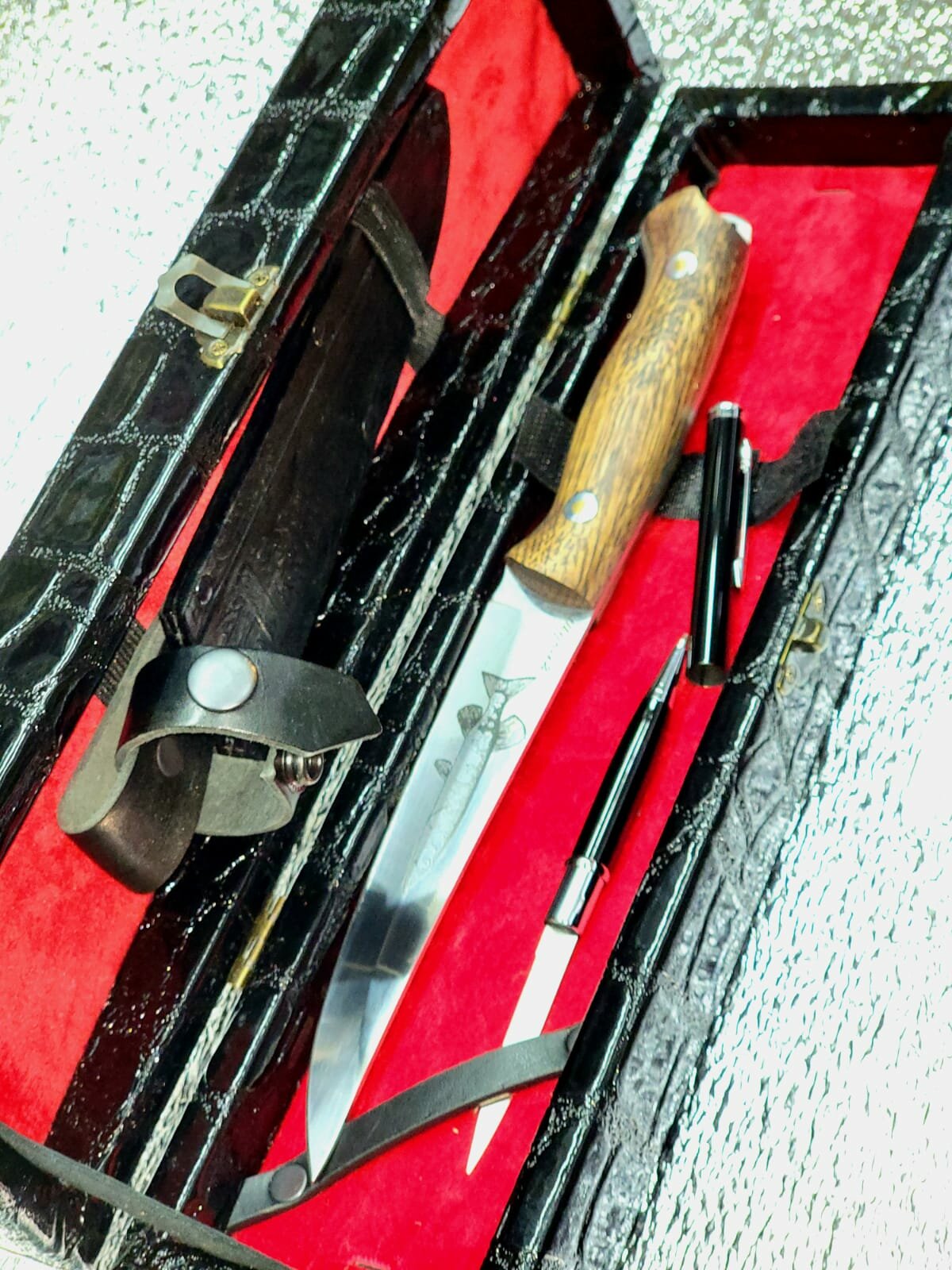 Нож туристический разделочный рыба в чехле ножнах и подарочный черный кожаный футляр , ручка нож в подарок