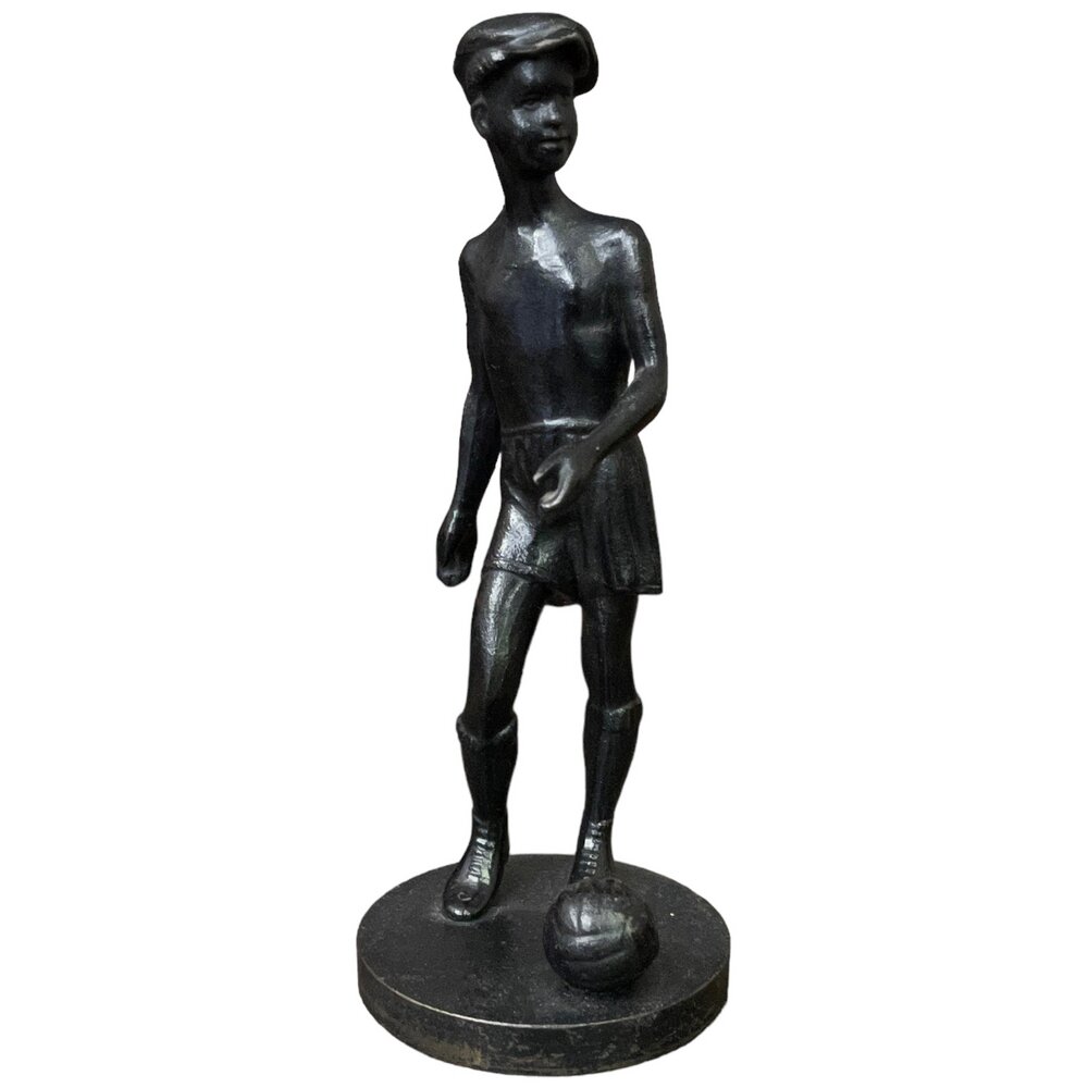 Чугунная статуэтка "Юный футболист" 1987 г. Автор Д. И. Народицкий, Касли, СССР