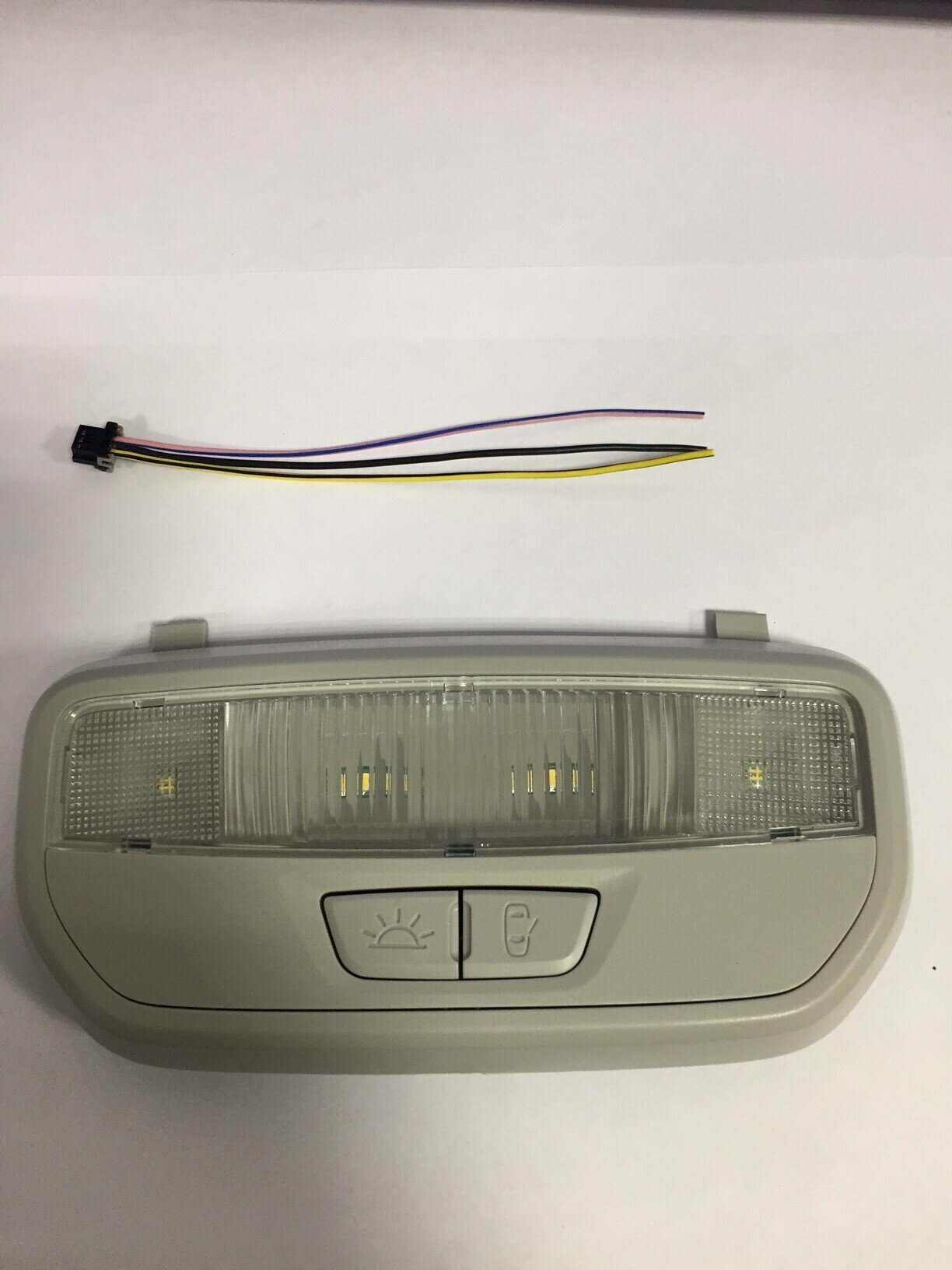 Плафон освещения салона 2 ряда ( светлый ) в коплекте с проводами Лада Веста