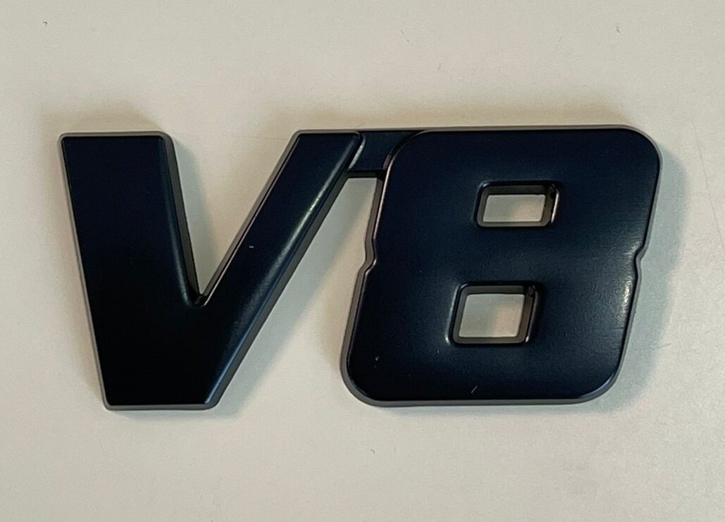 Шильдик, надпись, эмблема, орнамент V8 черная металл 58x26 мм.