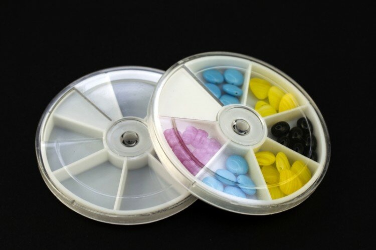 Контейнер для мелочей круглый 6 ячеек, диаметр 8,3см, высота 1,2см, цвет белый, пластиковый, 1005-042, 1шт