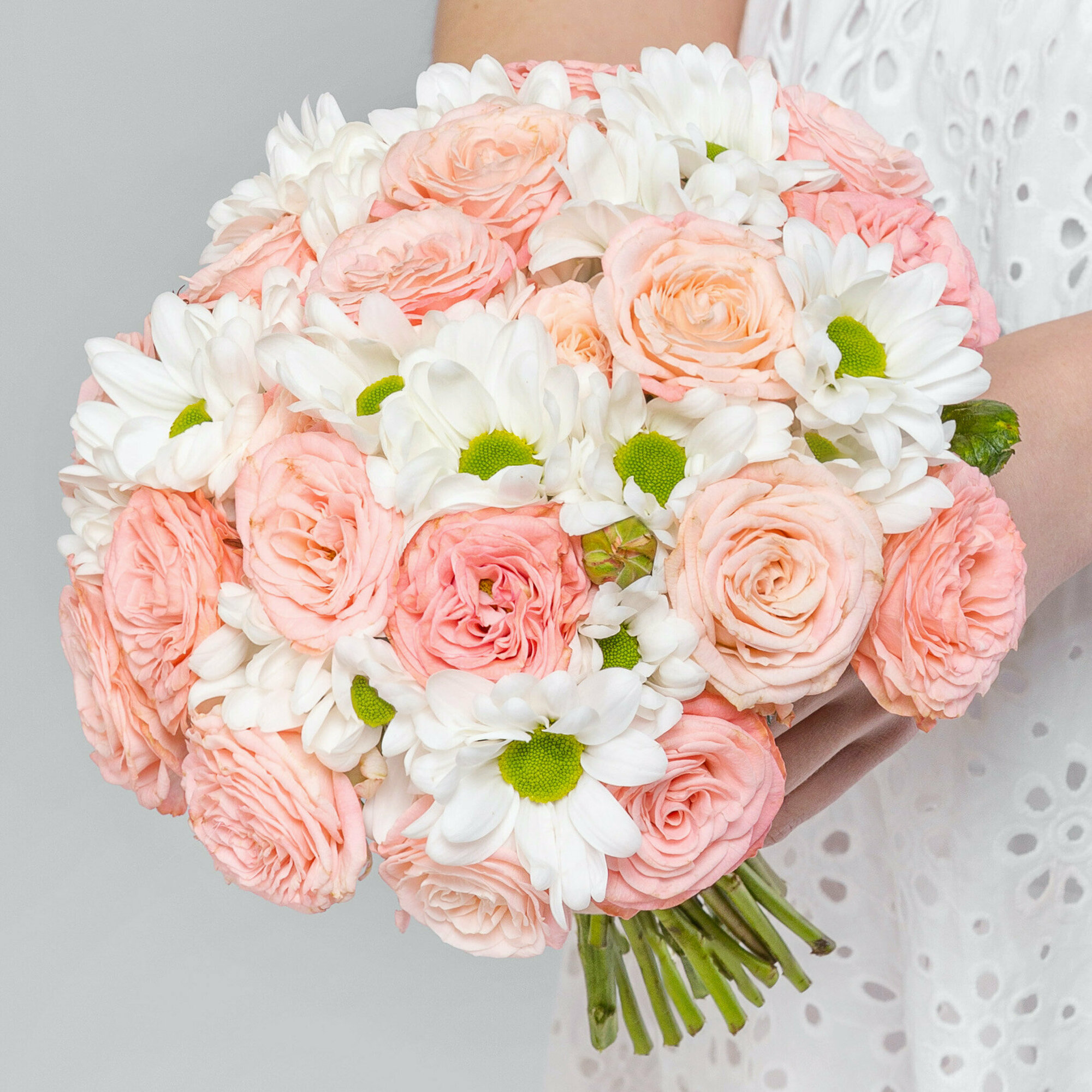 Букет невесты Мегацвет24 "Роза Бомбастик и хризантема кустовая", нежно-розовый/бело-салатовый, под ленту