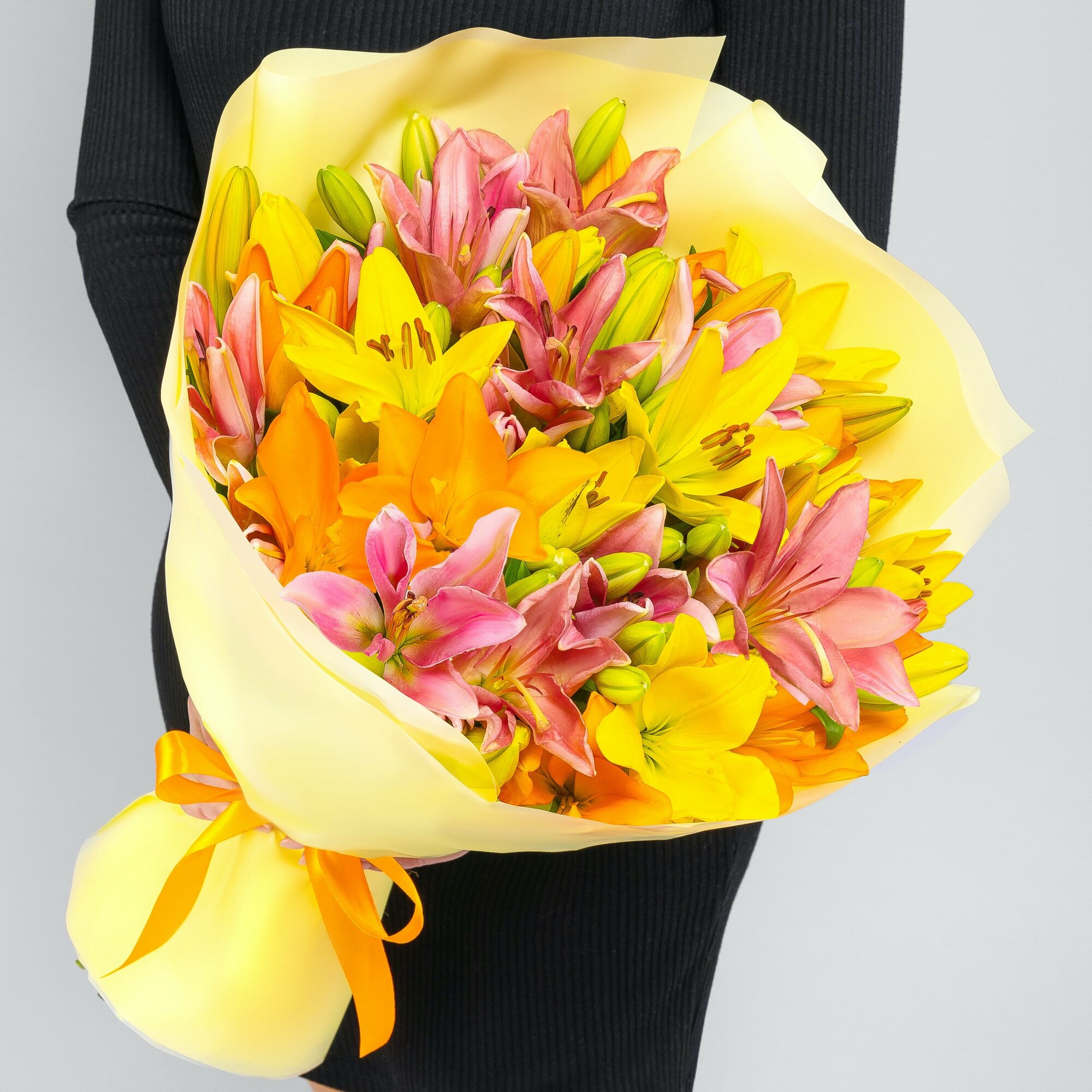 Букет Мегацвет24 "Лилии микс", 19 цветов, дизайнерская упаковка