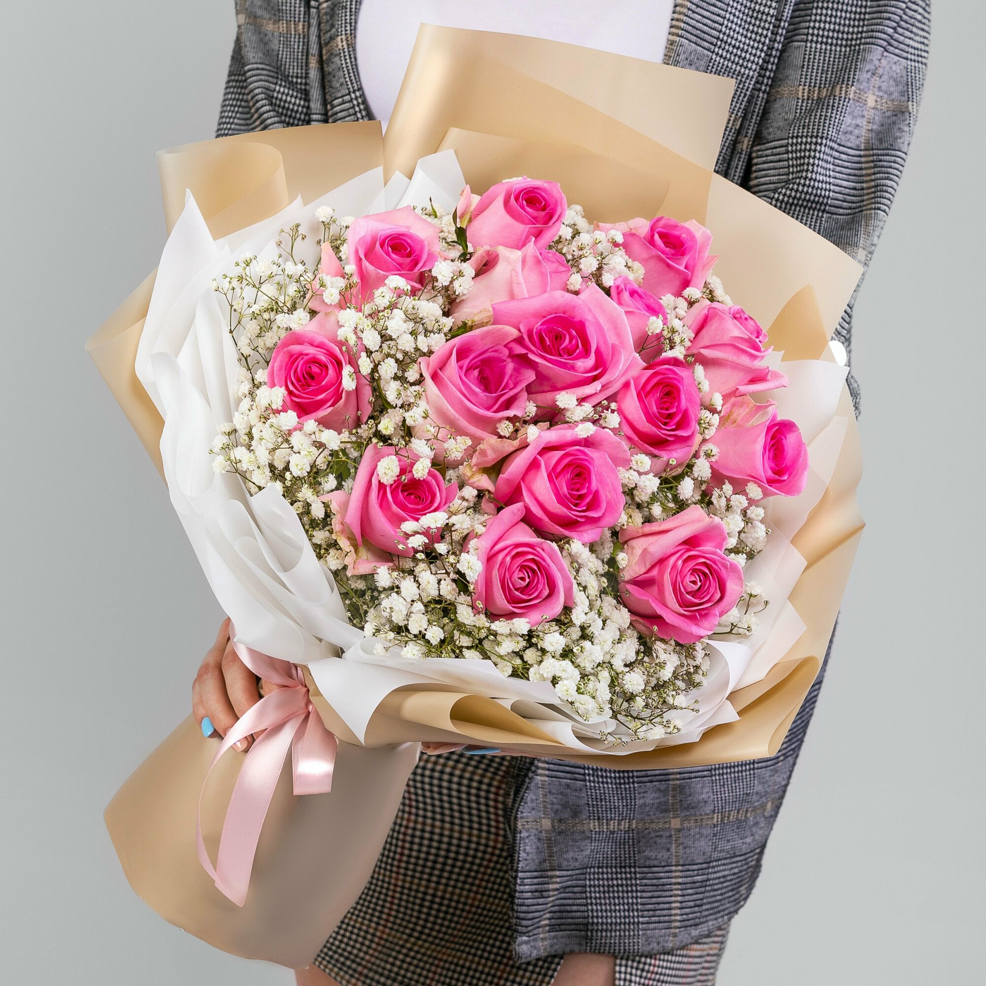 Дуо-букет Мегацвет24 "Гипсофила и Розы", белый/ярко-розовый, дизайнерская упаковка