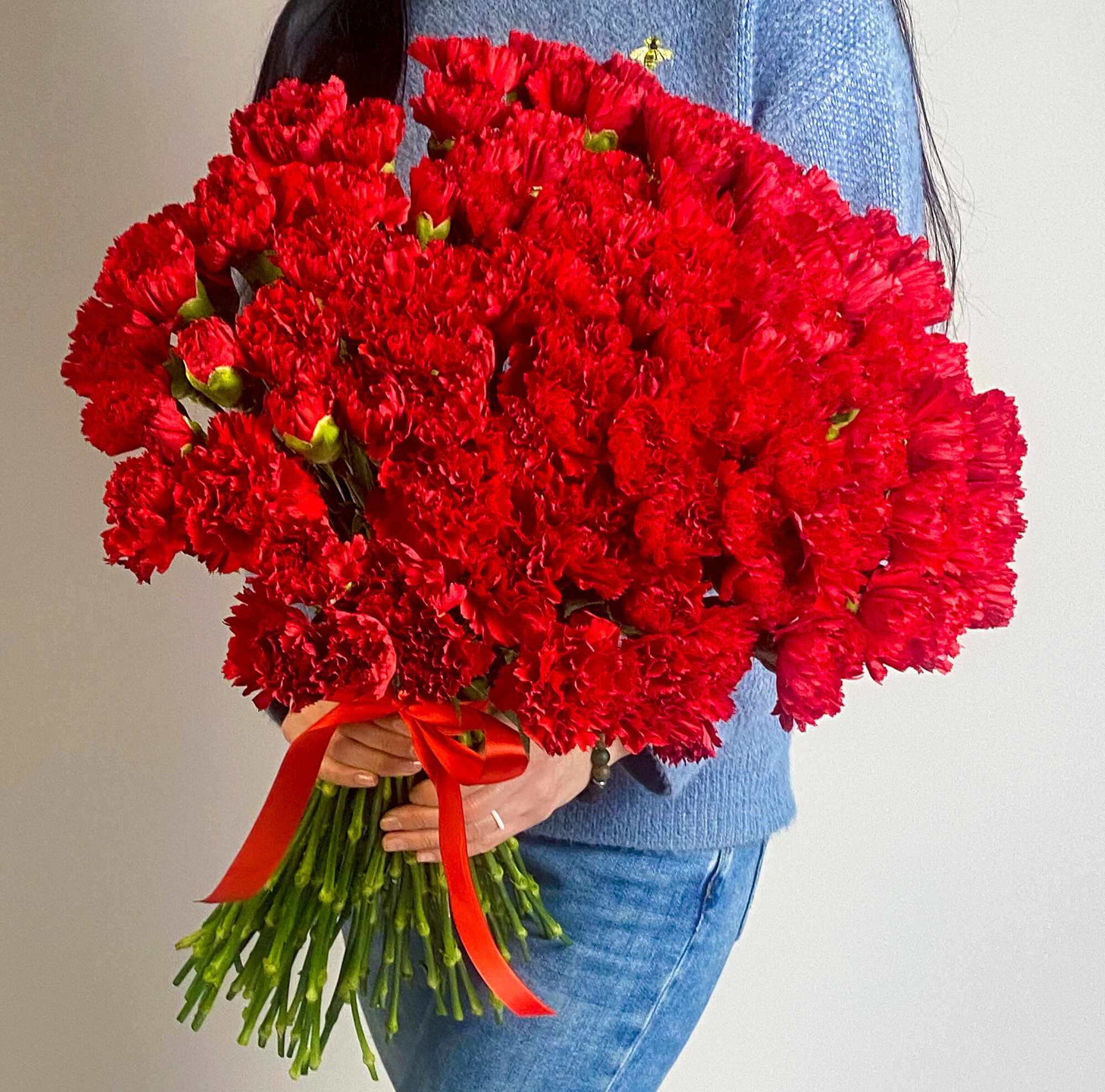 Букет Мегацвет24 "Красная гвоздика", 101 цветок, упаковка под ленту