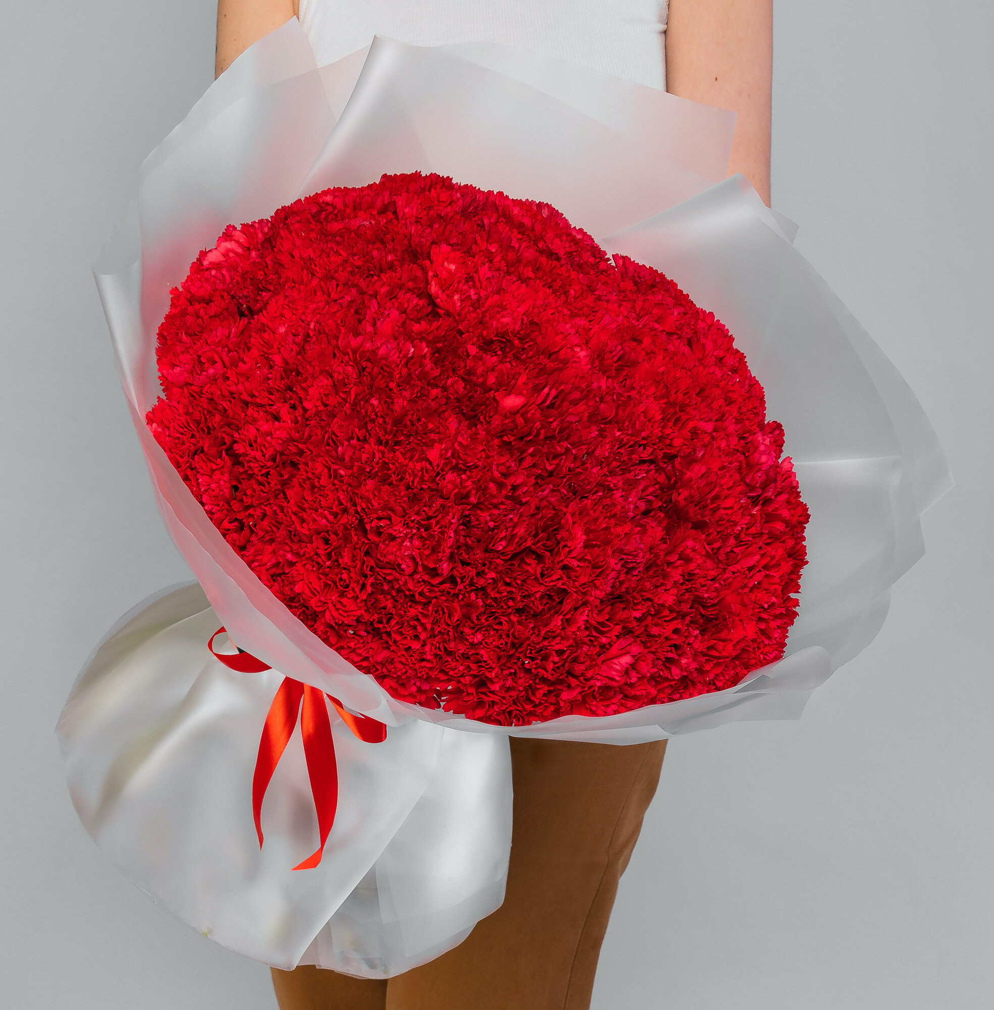 Букет Мегацвет24 "Красная Гвоздика", 101 цветок, дизайнерская упаковка