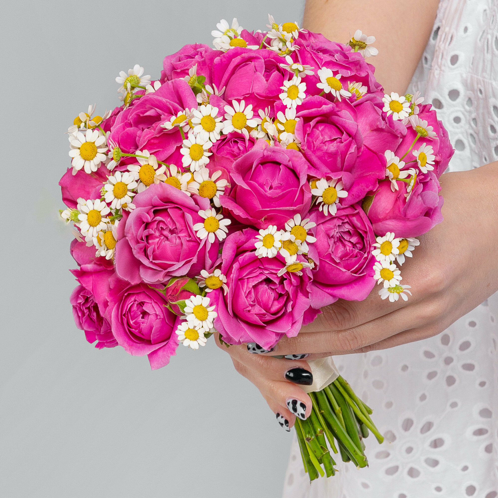 Букет невесты Мегацвет24 "Роза Мисти Баблс и ромашка", малиновый/бело-желтый, под лентой
