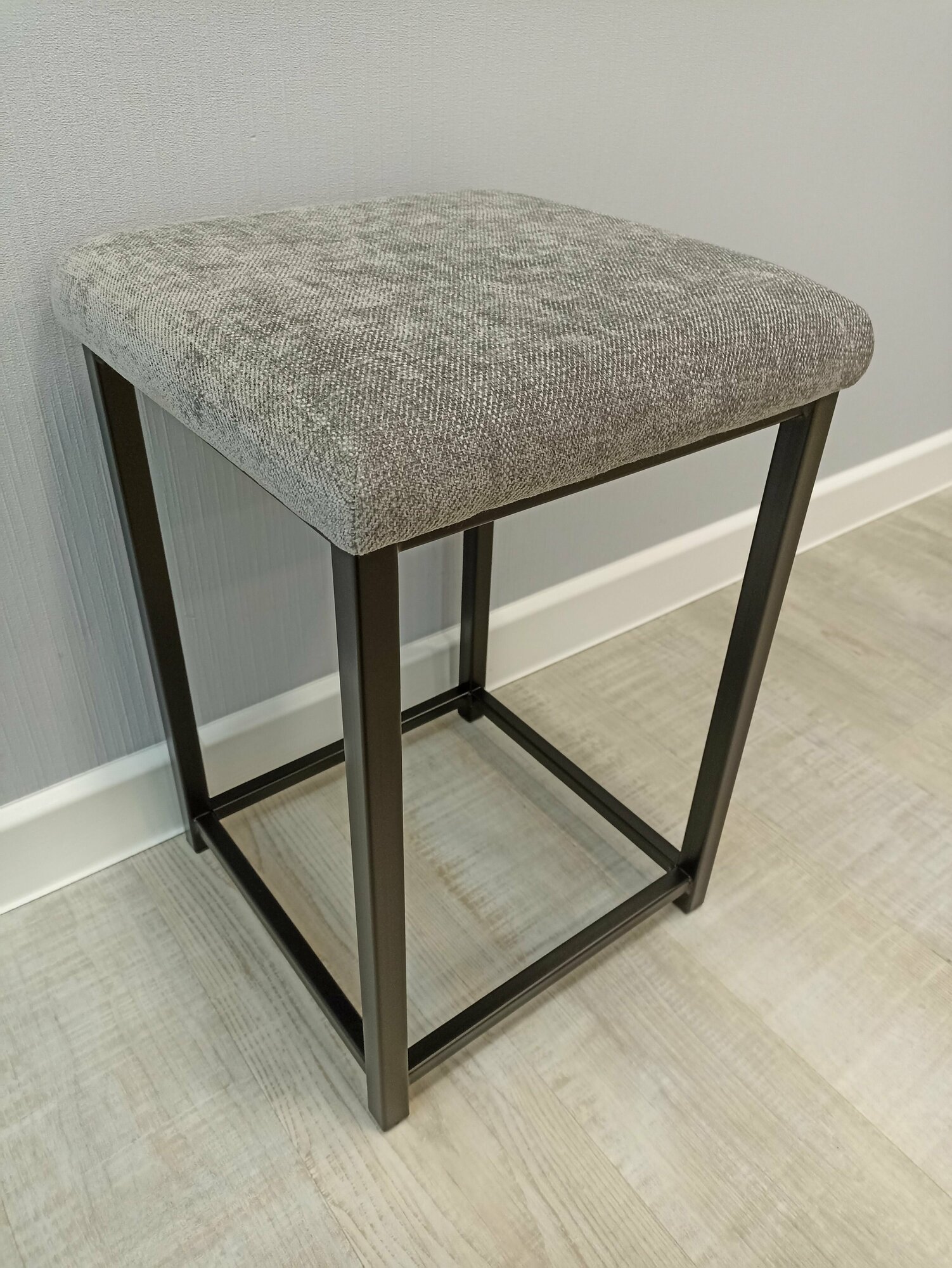 Табурет металлический с мягким сиденьем в стиле лофт "Грэйс" / 47х32,5см / черный каркас - серый шенилл