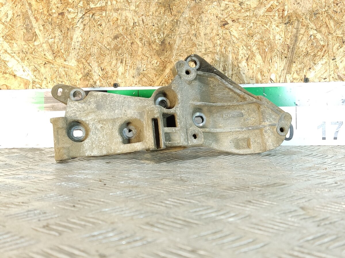 Кронштейн генератора RENAULT Megane 2003 2009 8200327134