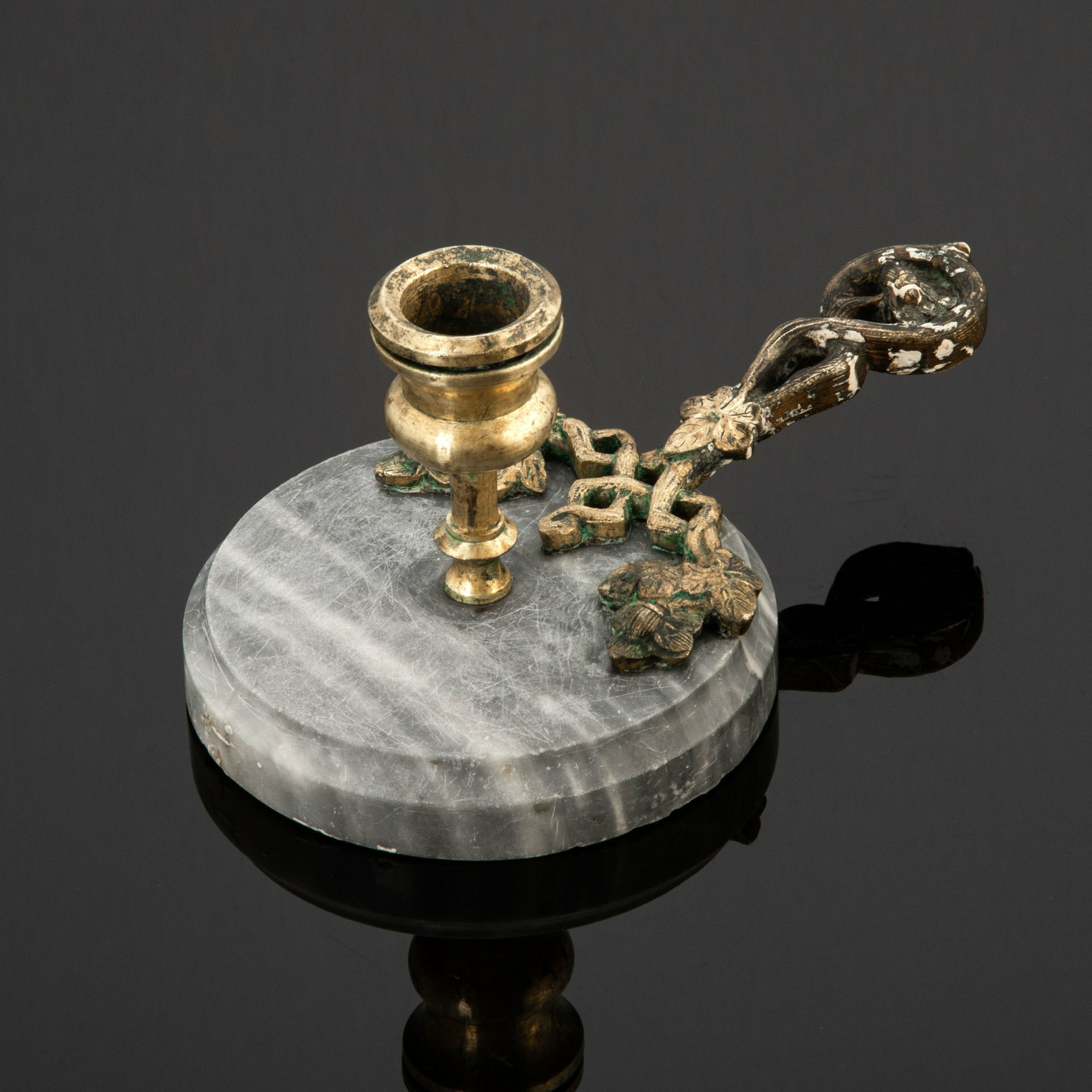 Подсвечник переносной с фигурной ручкой