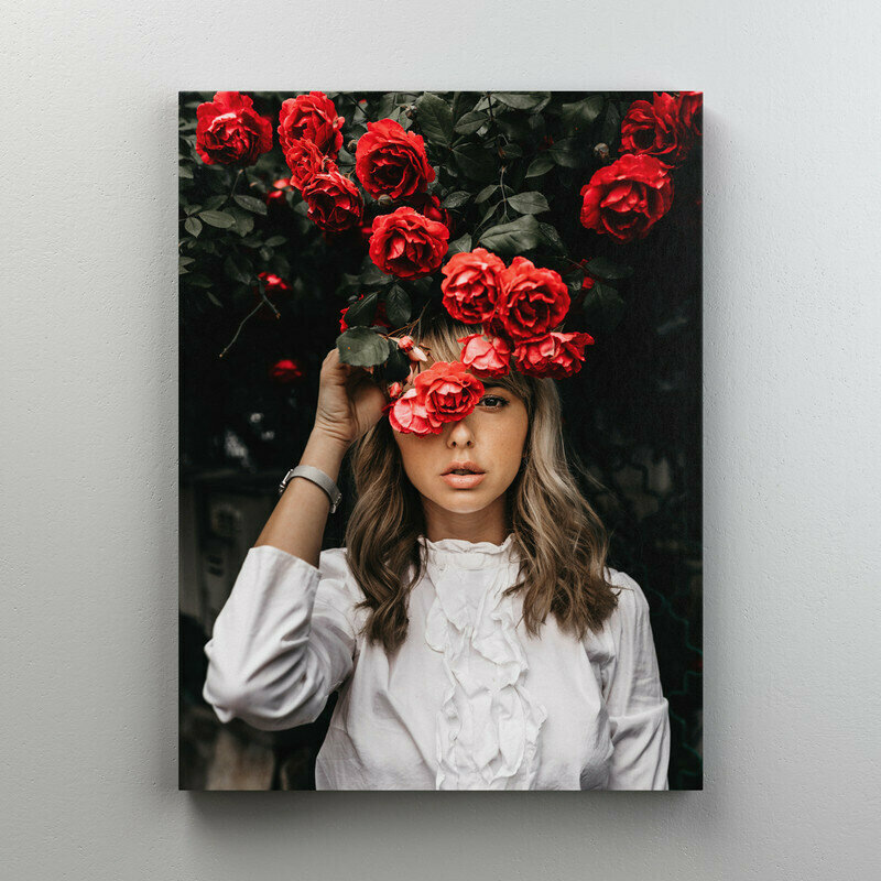 Интерьерная картина на холсте "Девушка в красных розах" размер 22x30 см