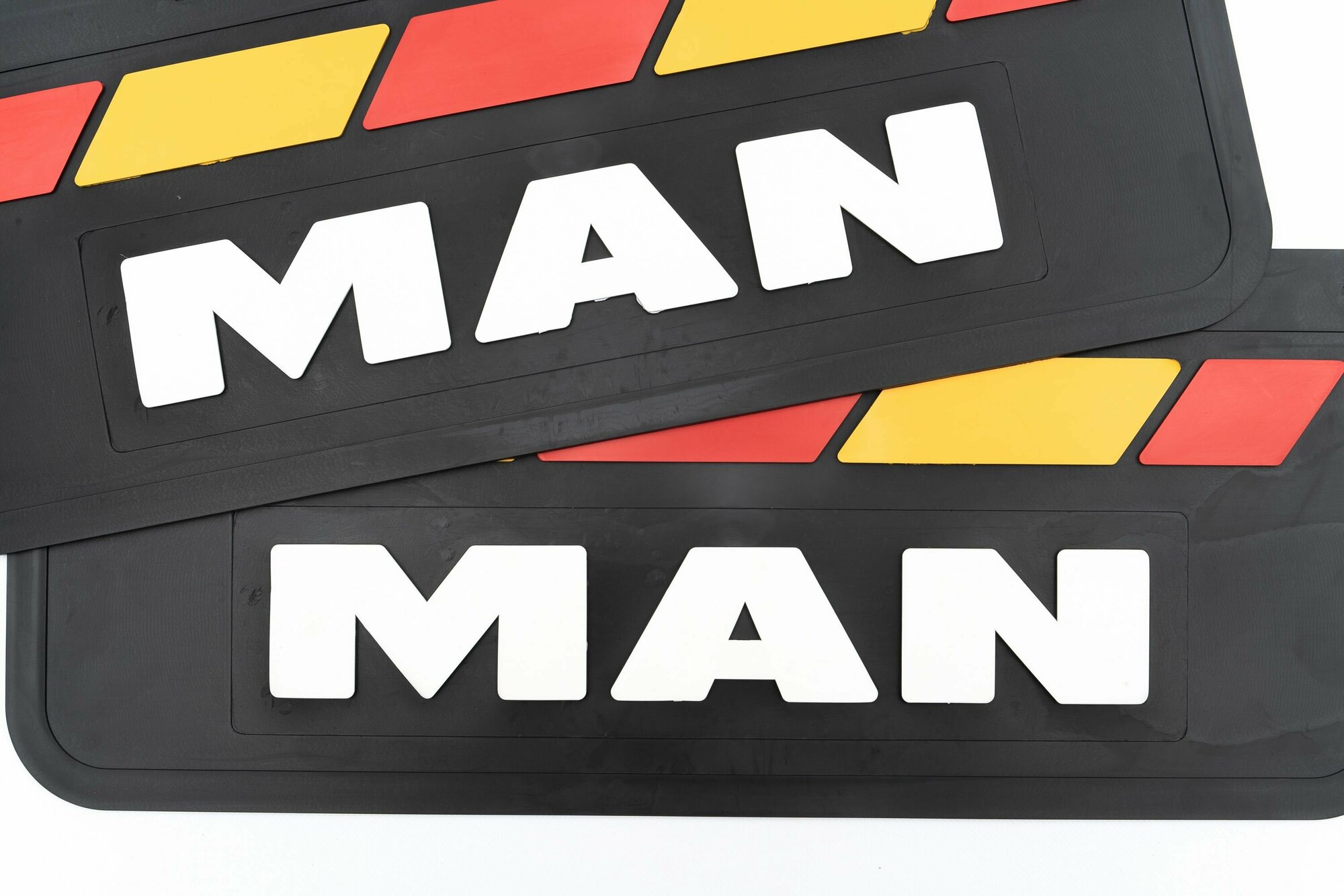 Брызговики задние MAN черная резина LUX PRO с белой надписью и красно-желтой полосой 670*270