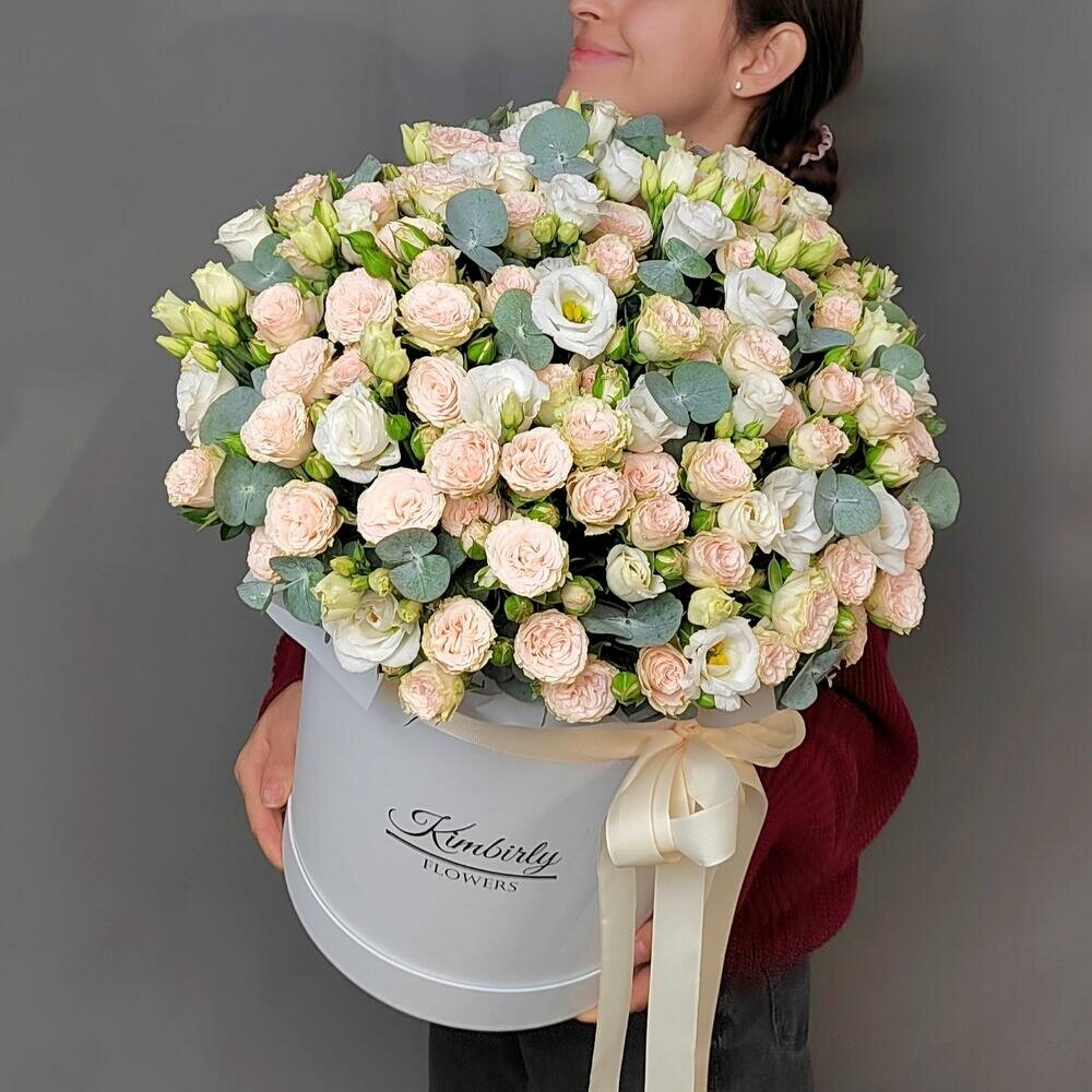 Букет живых цветов в большой коробке из роз, эустомы( лизиантуса), эвкалипта, цвет кремовый, белый, розы Рослин