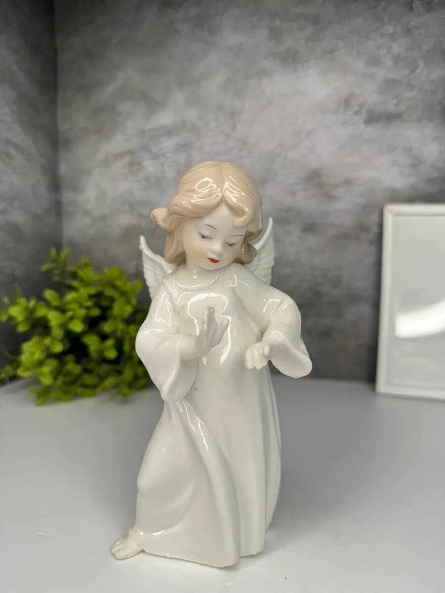 Фарфоровая декоративная фигурка Малышка - Ангелочек, высота 16,5 см