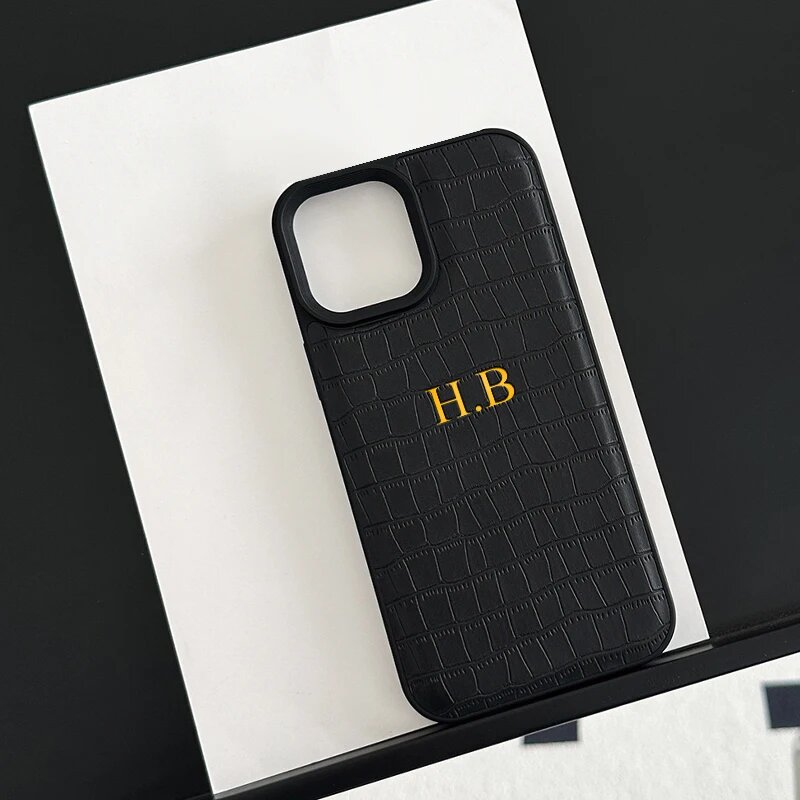 Черный чехол для iPhone 13 (6.1") с инициалами H.B.