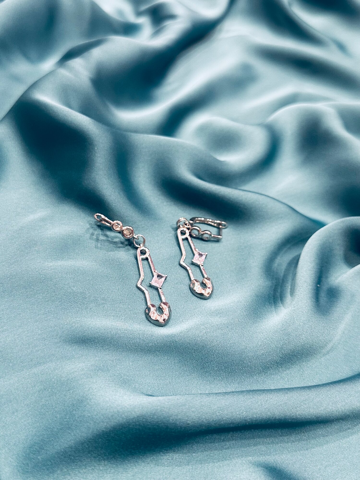 Серьги с подвесками Jewellery by Marina Orlova, стекло, размер 55 мм, серебристый — фото 1