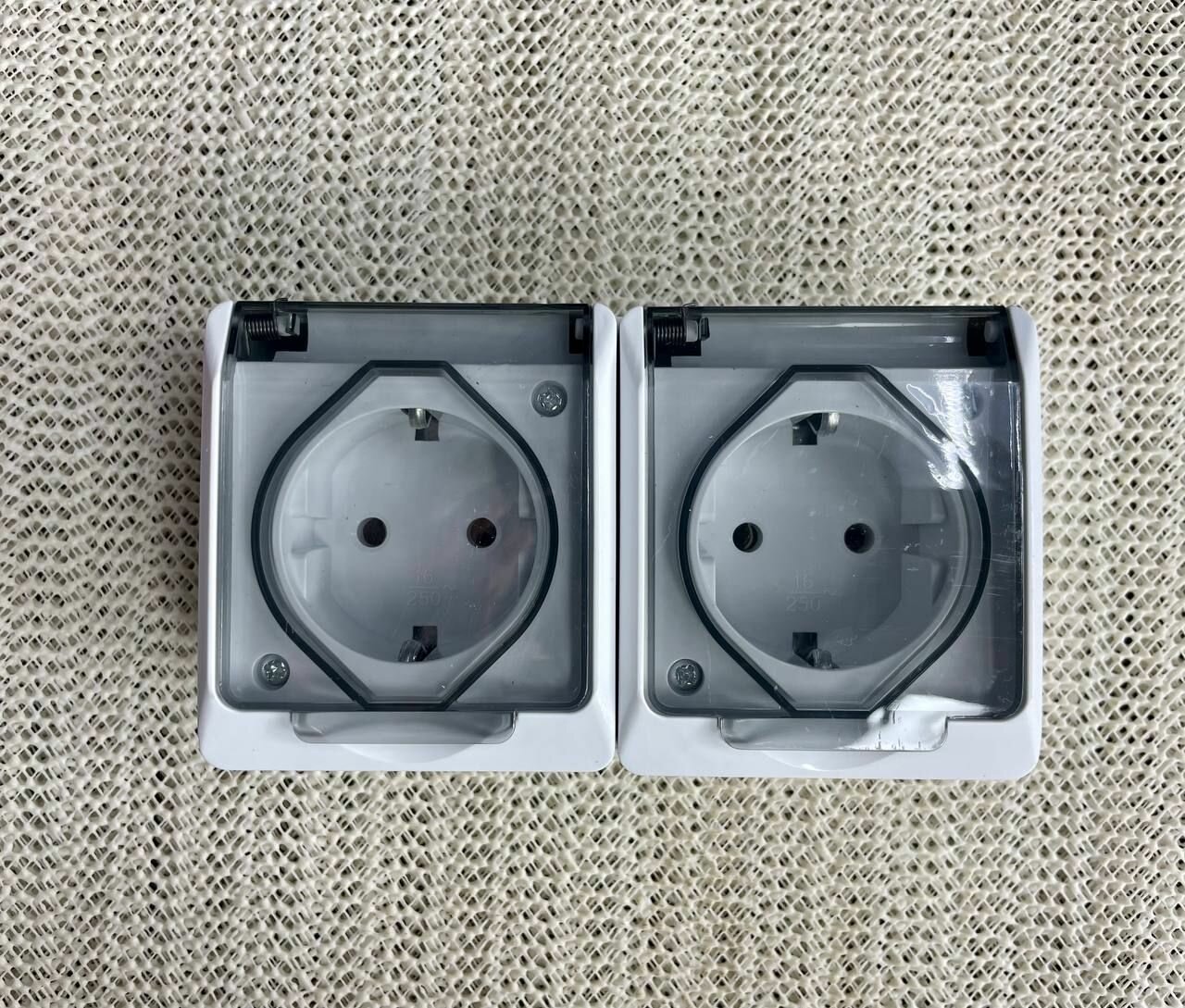 Розетка, накладная, с защитной крышкой, IP44, цвет бело-серый двойная