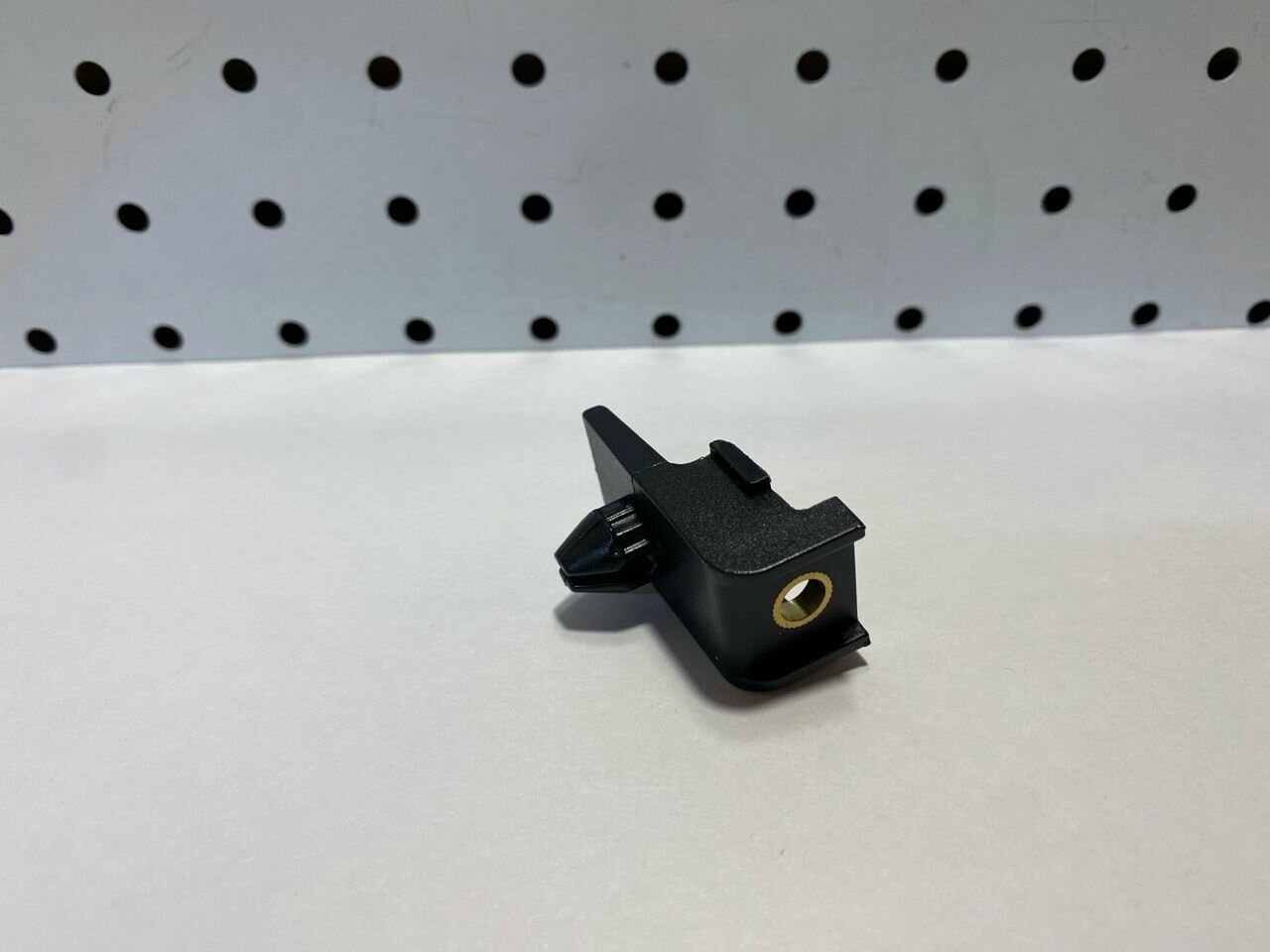 Клипса крепление фары MERCEDES AXOR ATEGO